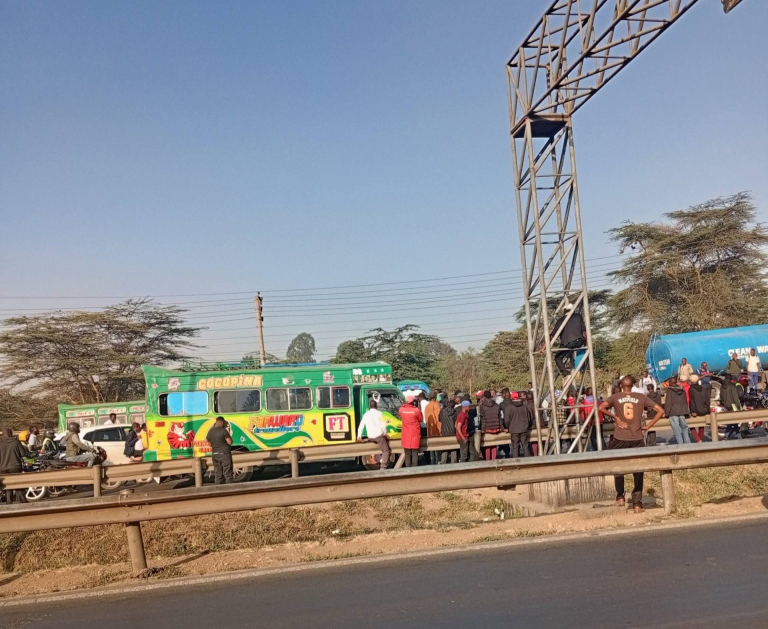 Police remove number plates from matatus blocking roads during protest ...