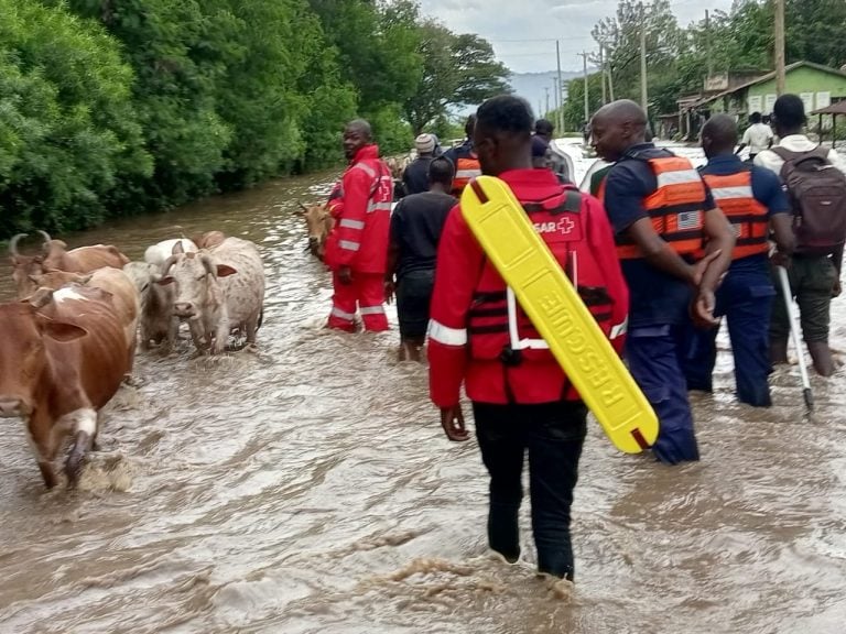 Hundreds rescued as Rivers Nyando, Tana and Sosiani burst banks ...