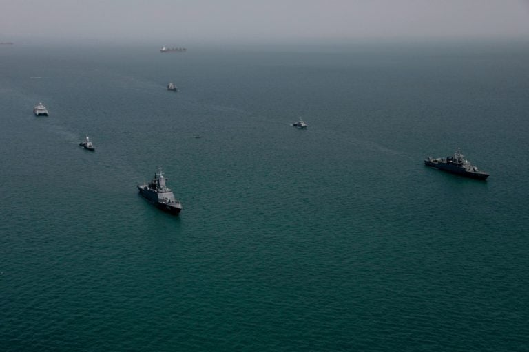 Oil prices swing wildly amid mixed messages over Iran war - People Daily